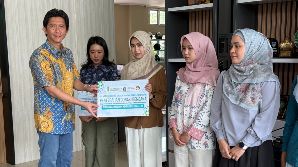 FK UNDIP, DWP, & IKA MEDICA Salurkan Donasi untuk Mahasiswa Terdampak ...